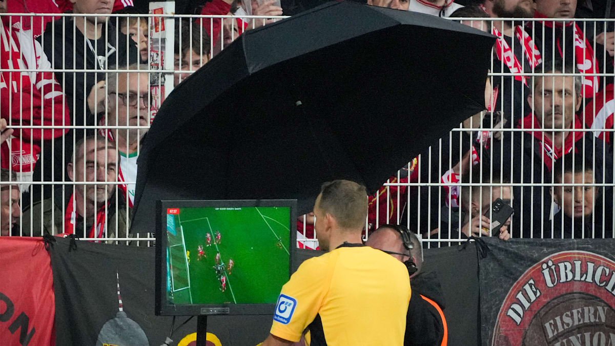 VAR-Ärger in der Bundesliga: Dem Fußball wird auf Dauer die Seele ...