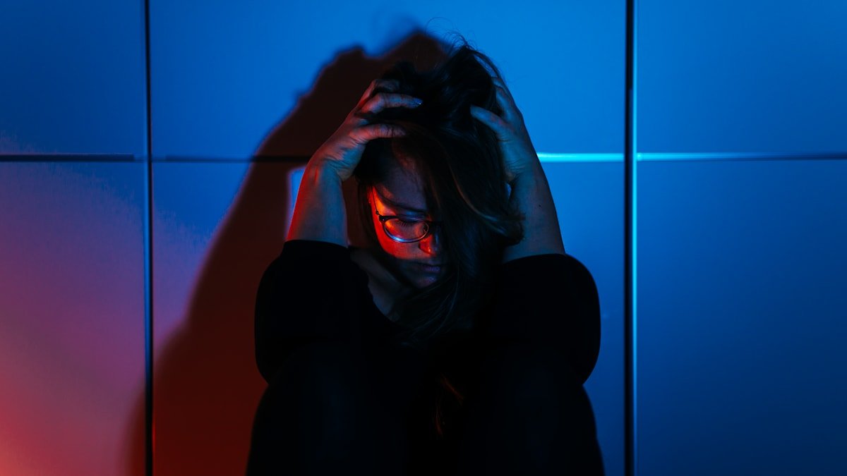 Das Team bespricht den nächsten Fall – promovierter Physiker, 40 ...